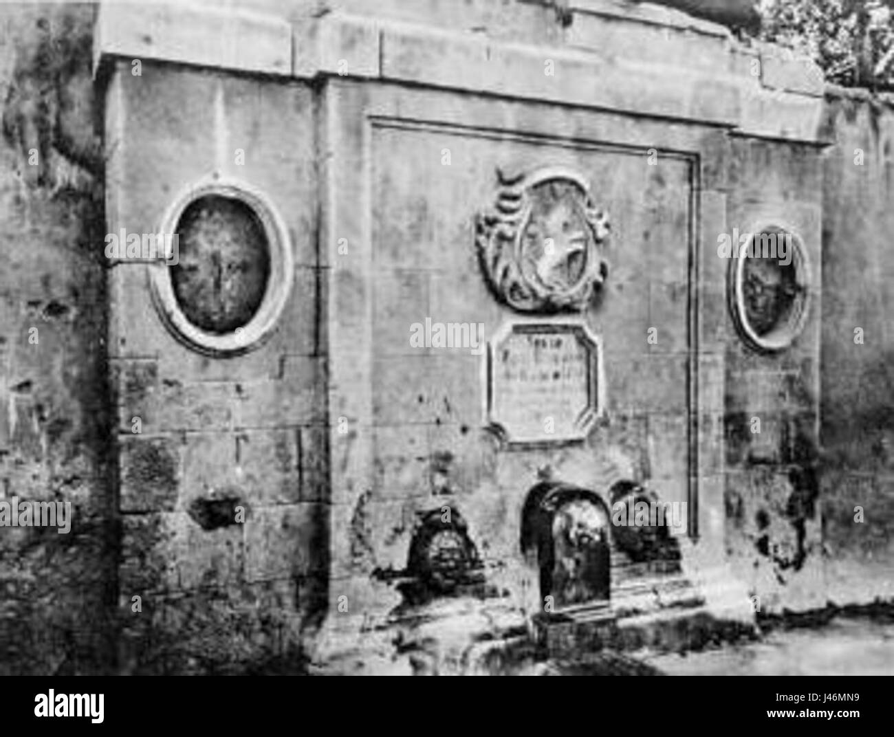 'Oran Fontaine espagnole' refers to a Spanish-style fountain in Oran, a ...
