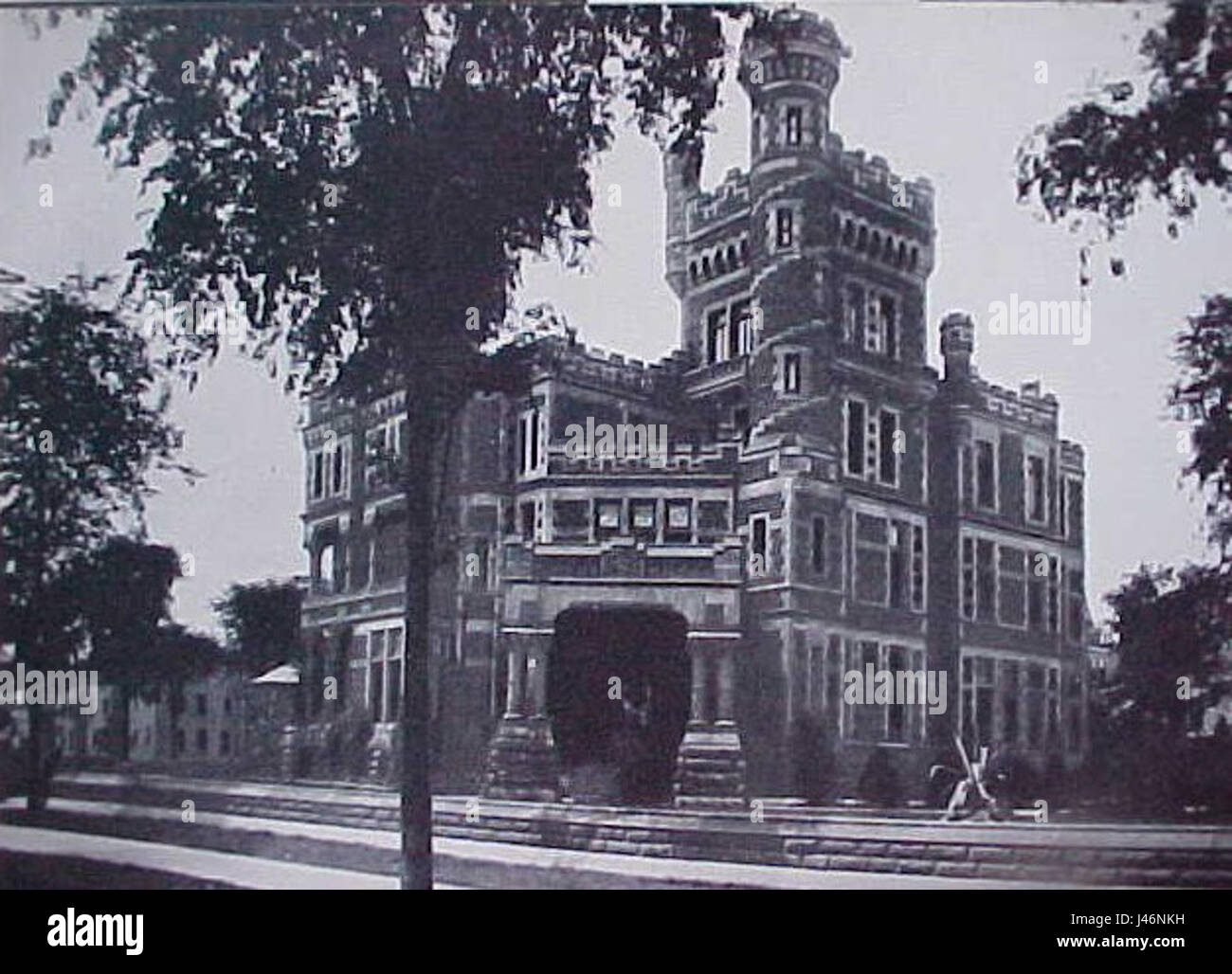 Palmer Castle, located in Chicago, is a historic building known for its ...