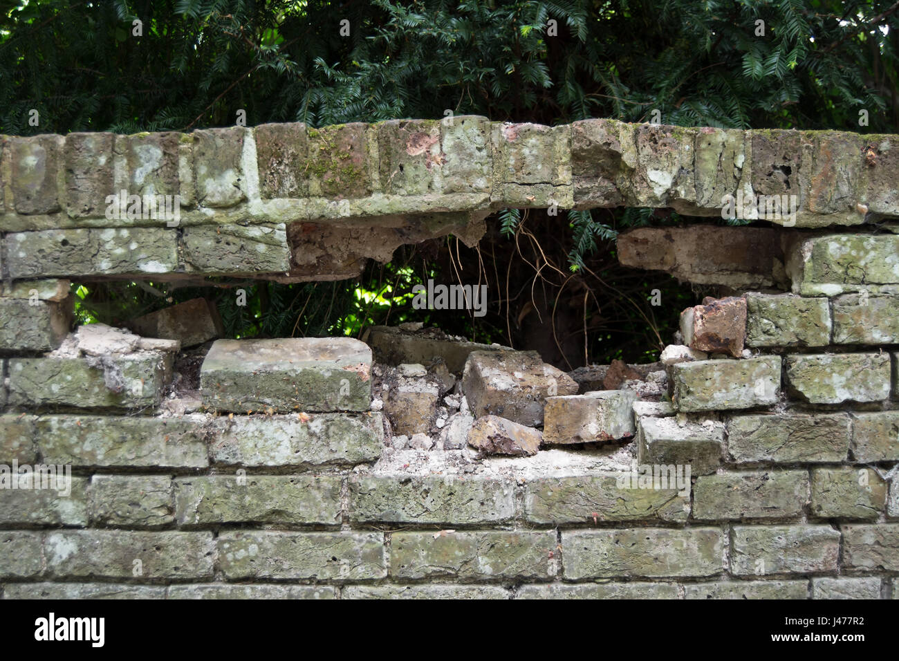 Crumbling brick wall hi-res stock photography and images - Alamy