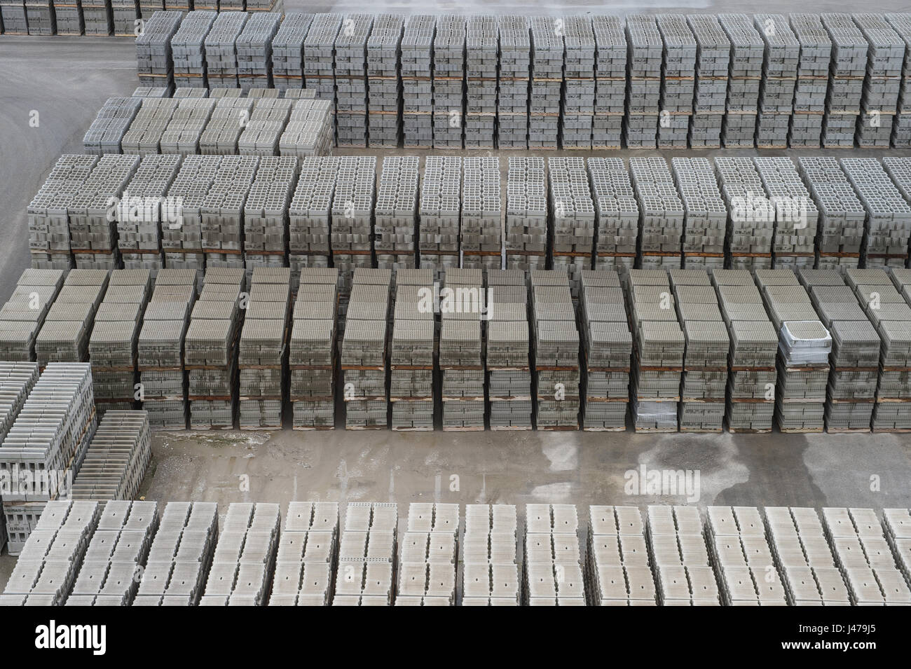 Fresh perpends aligned drying on the ground, breeze block Stock Photo ...