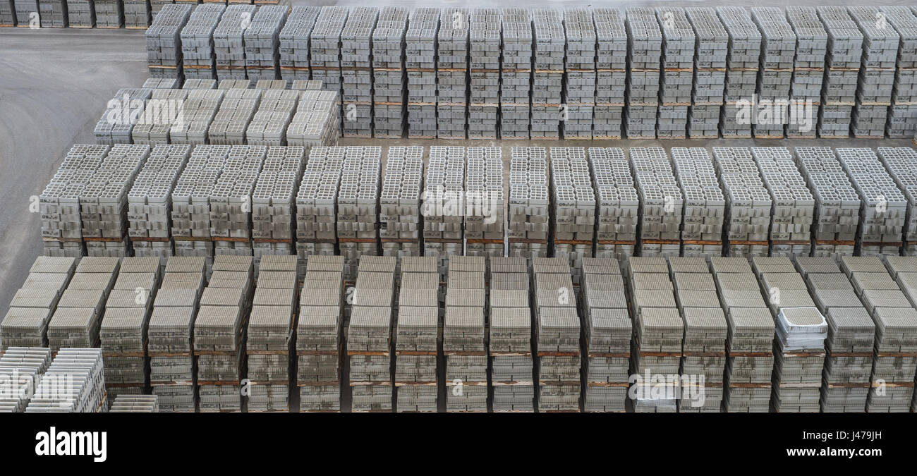 Fresh perpends aligned drying on the ground, breeze block Stock Photo ...
