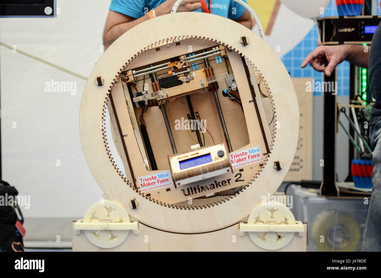 Modern 3D printers Stock Photo - Alamy