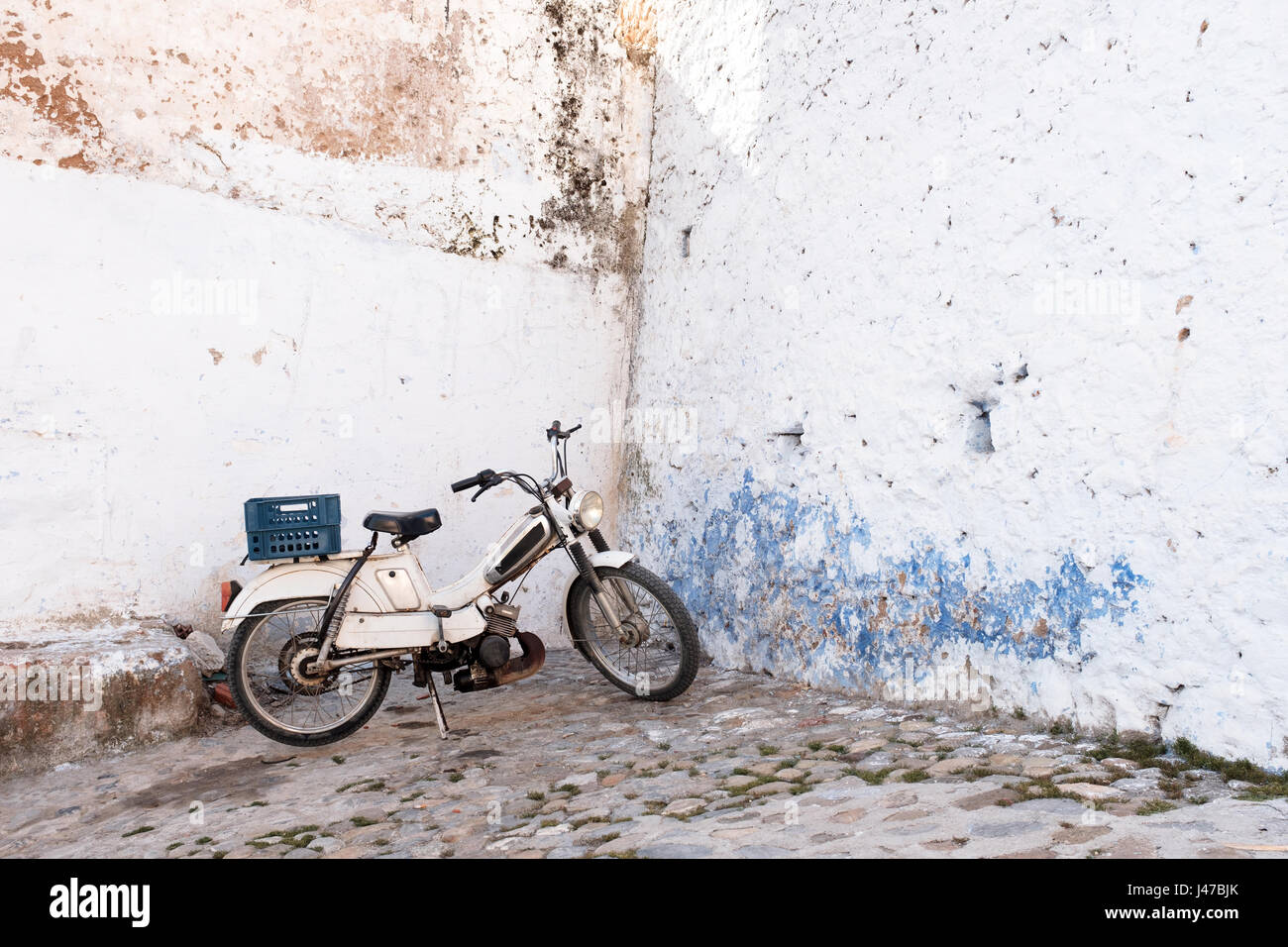 Empty street corner hi-res stock photography and images - Alamy
