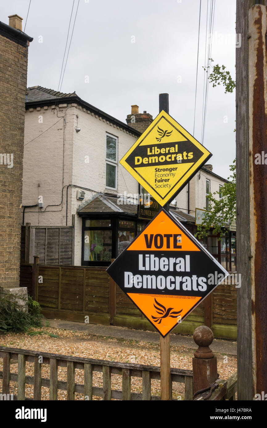 Voting signs hi-res stock photography and images - Alamy