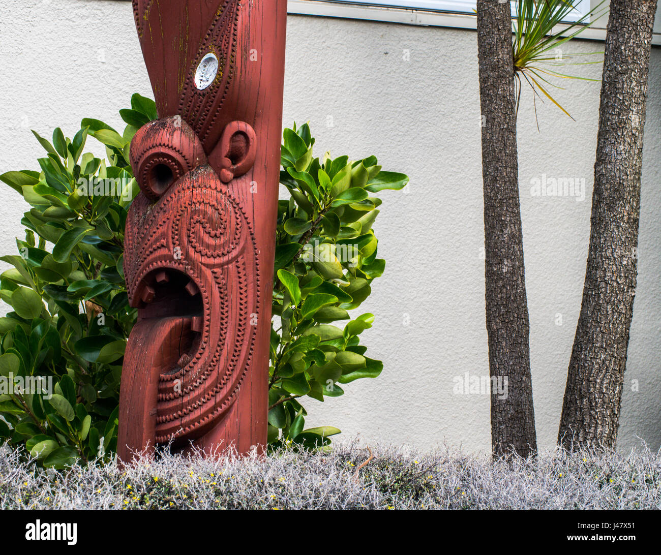 Maori Carving with cabbage tree, Guyton St, Whanganui, New Zealand ...