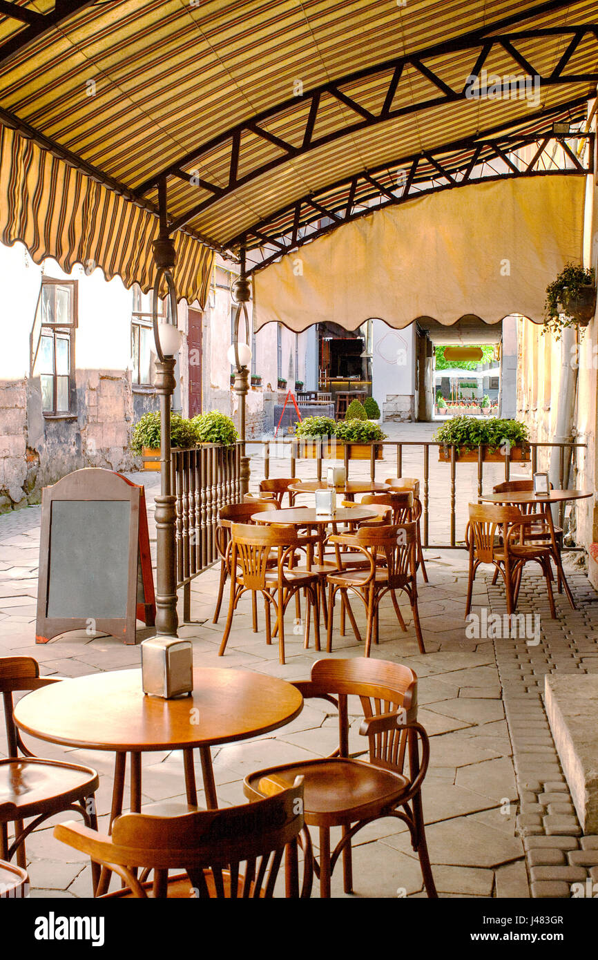 Outdoor café under canopy hi-res stock photography and images - Alamy