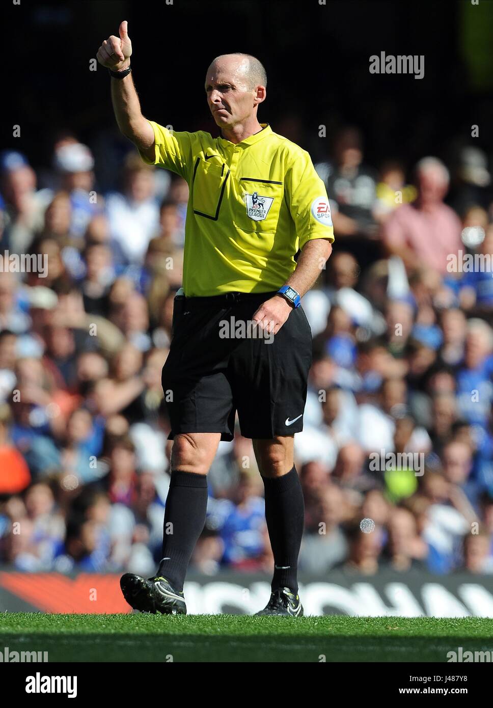 REFEREE MICHAEL DEAN CHELSEA V ARSENAL STAMFORD BRIDGE STADIUM LONDON ...