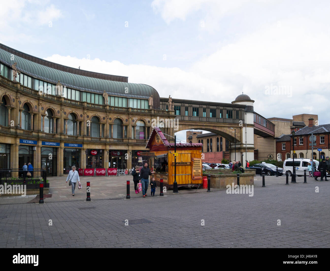 Statues victoria shopping centre harrogate hi-res stock photography and ...