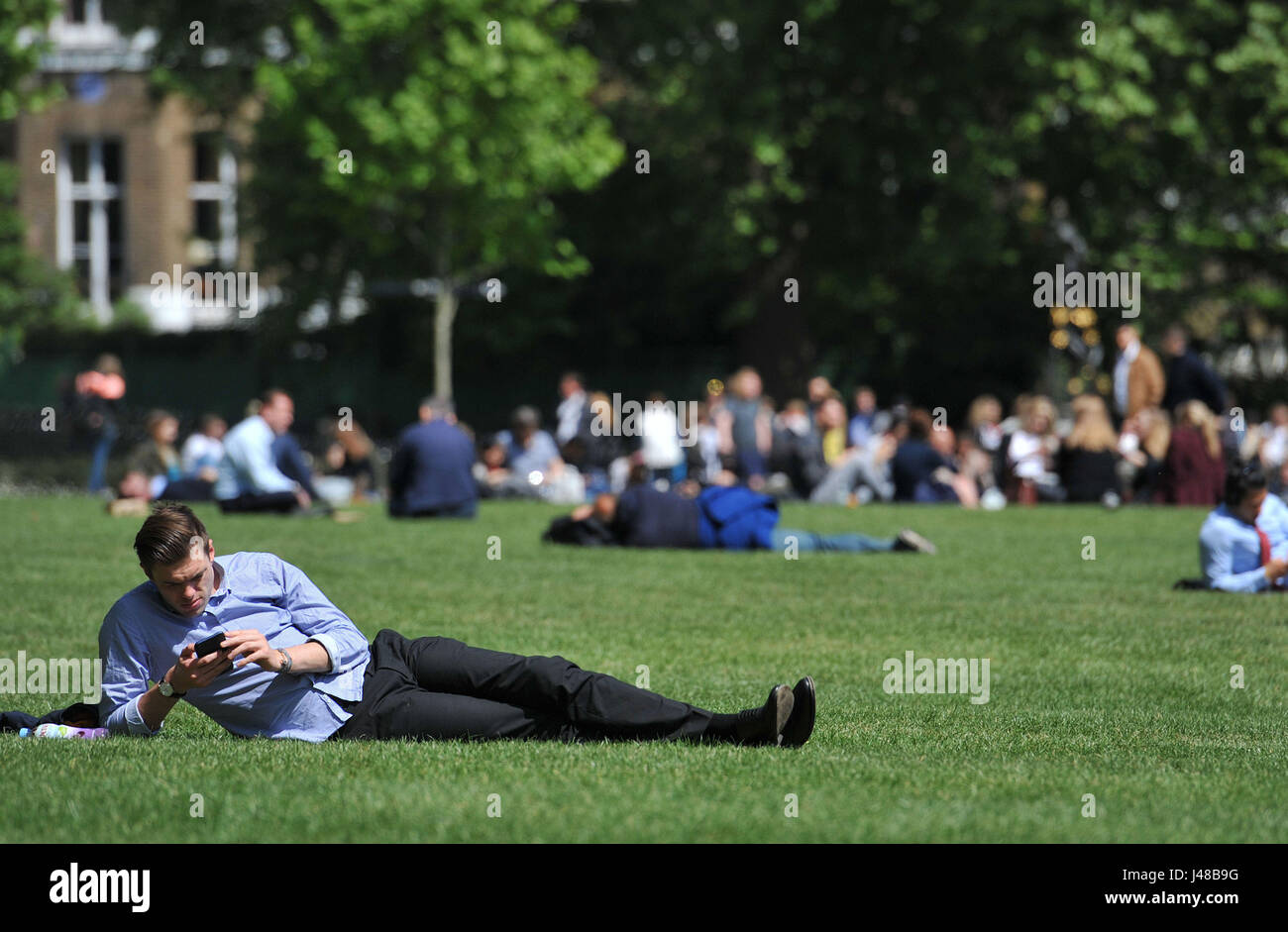 People enjoy the spring weather in Green Park, central London Stock ...