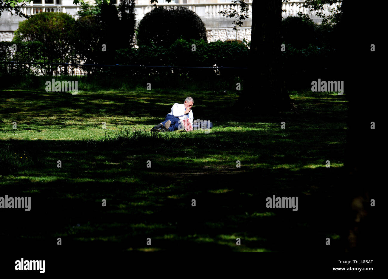 People enjoy the spring weather in Green Park, central London Stock ...