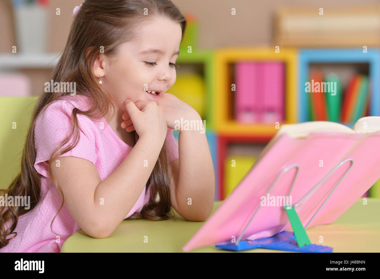 Children reading books table hi-res stock photography and images - Alamy