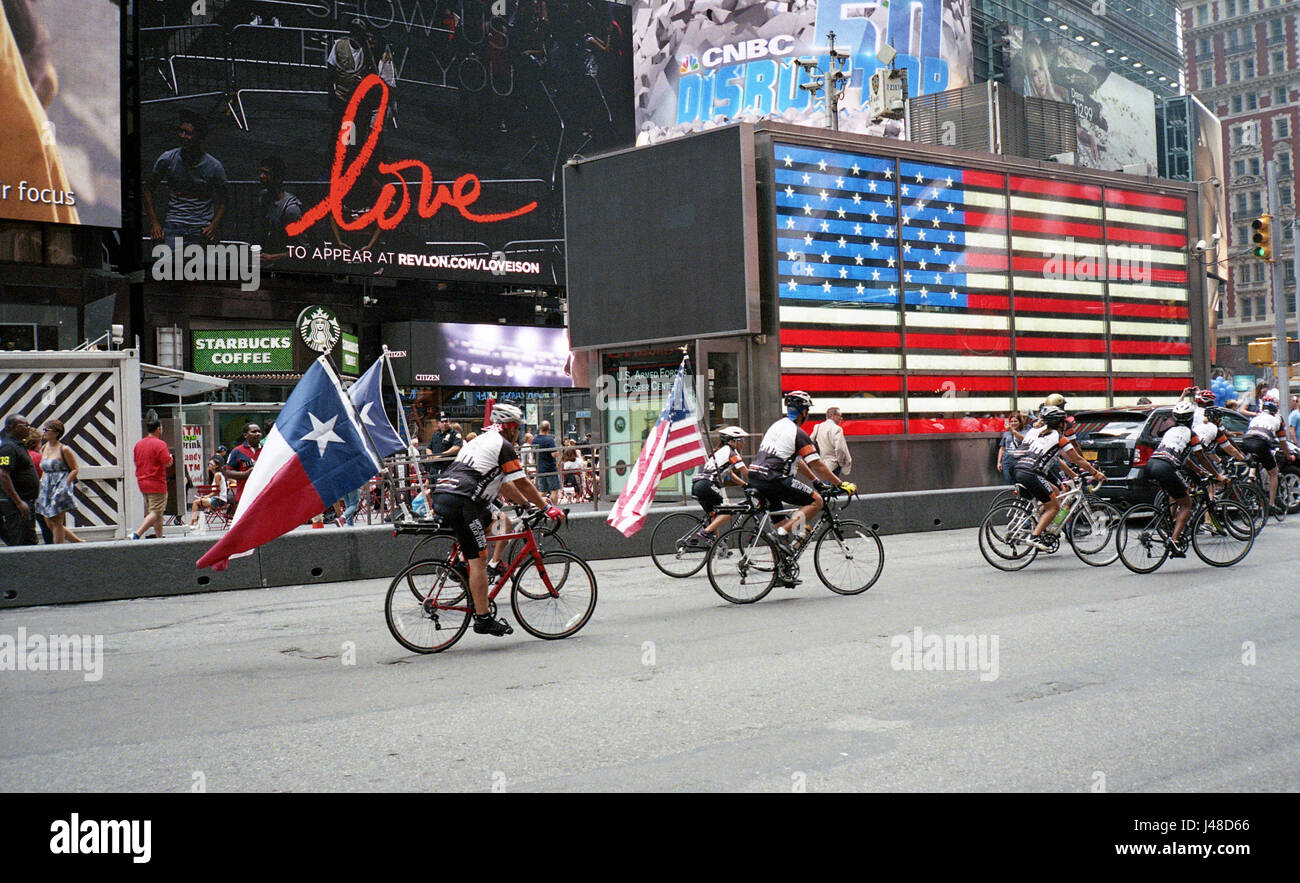 The times square american flag hi-res stock photography and images - Alamy