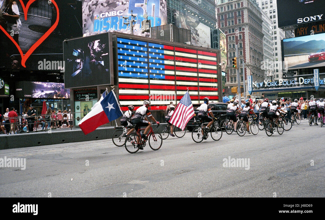 The times square american flag hi-res stock photography and images - Alamy