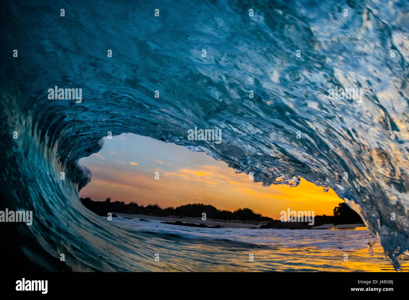 HAWAII, USA: INCREDIBLE images have revealed the anatomy of a wave ...