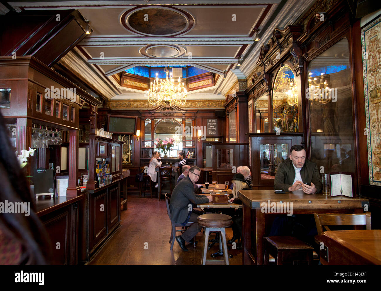 Victorian pub interior hi-res stock photography and images - Alamy