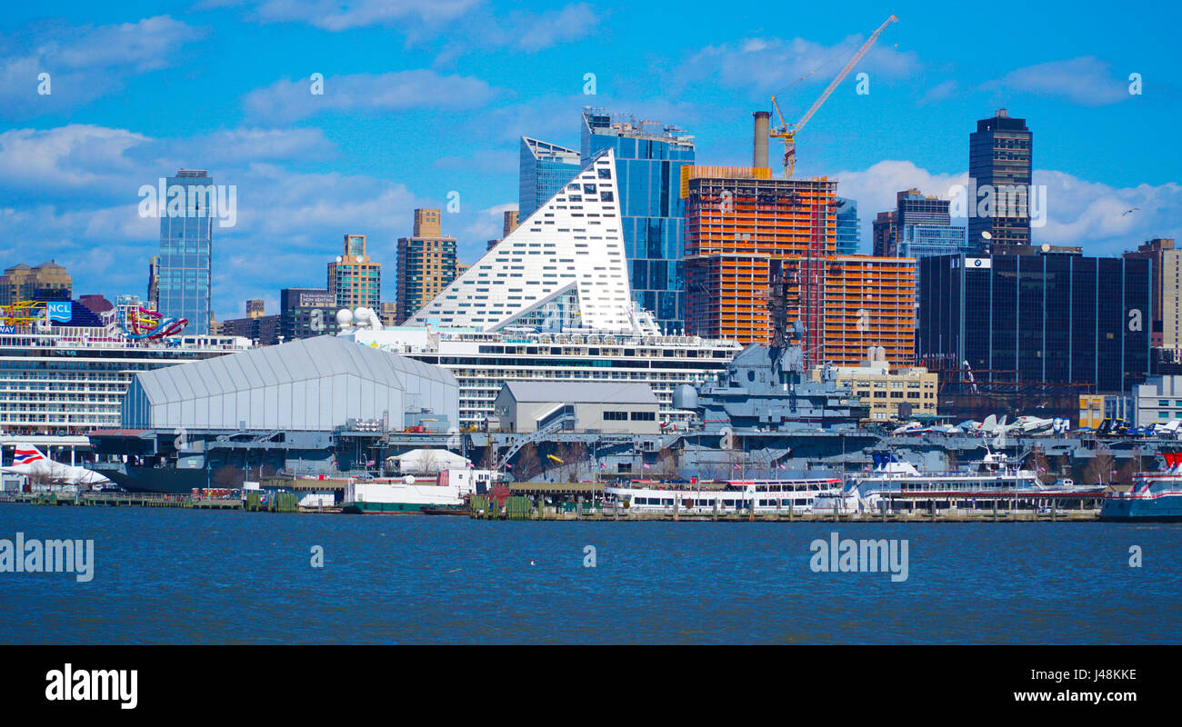 US Intrepid Battleship and Museum in Manhattan- MANHATTAN / NEW YORK ...