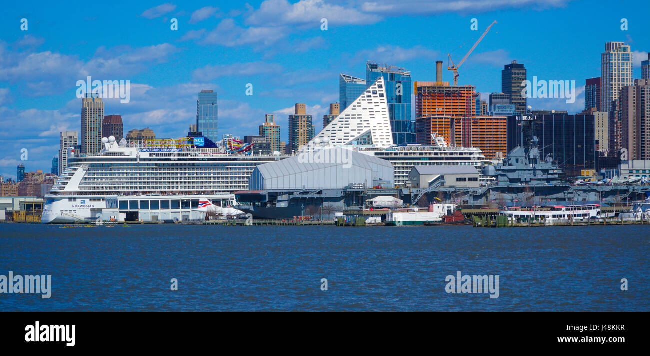 US Intrepid Battleship and Museum in Manhattan- MANHATTAN / NEW YORK ...