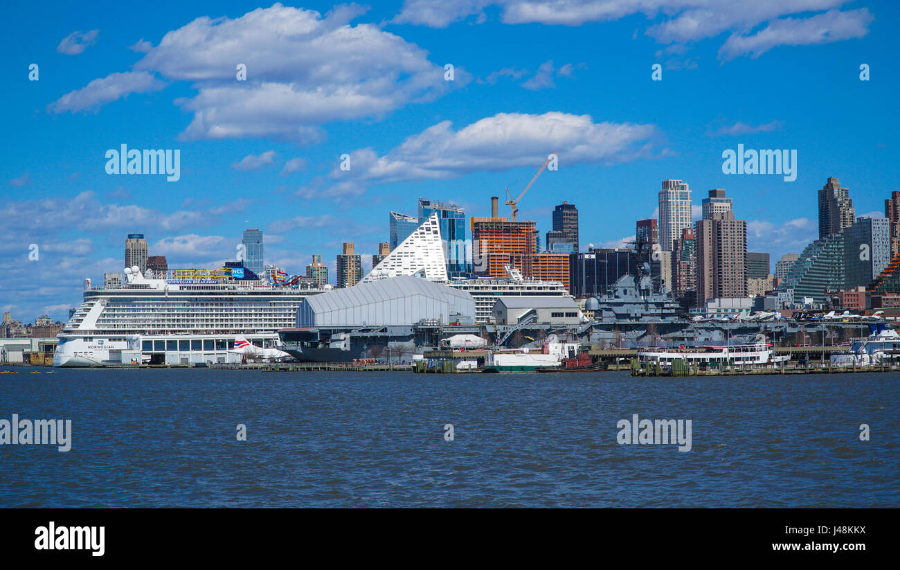 US Intrepid Battleship and Museum in Manhattan- MANHATTAN / NEW YORK ...