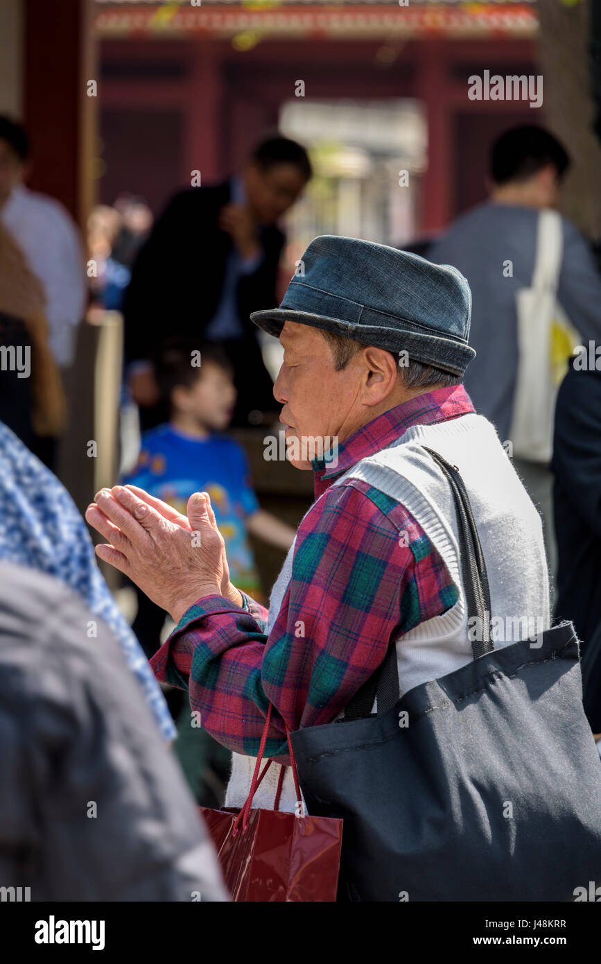 Worshipping hi-res stock photography and images - Alamy