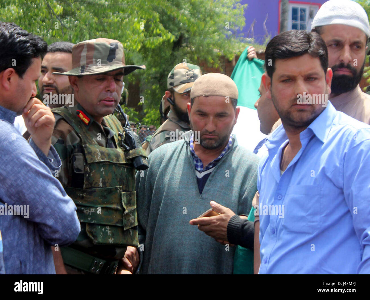 Father pays a last glimpse of slain army officer Umer Fayaz Parry at ...