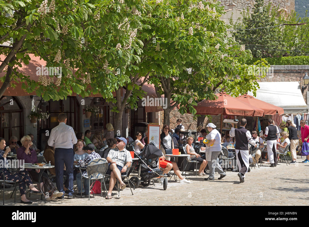 Pavement cafe hi-res stock photography and images - Alamy