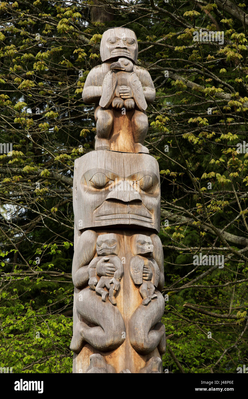 Beaver totem hi-res stock photography and images - Alamy