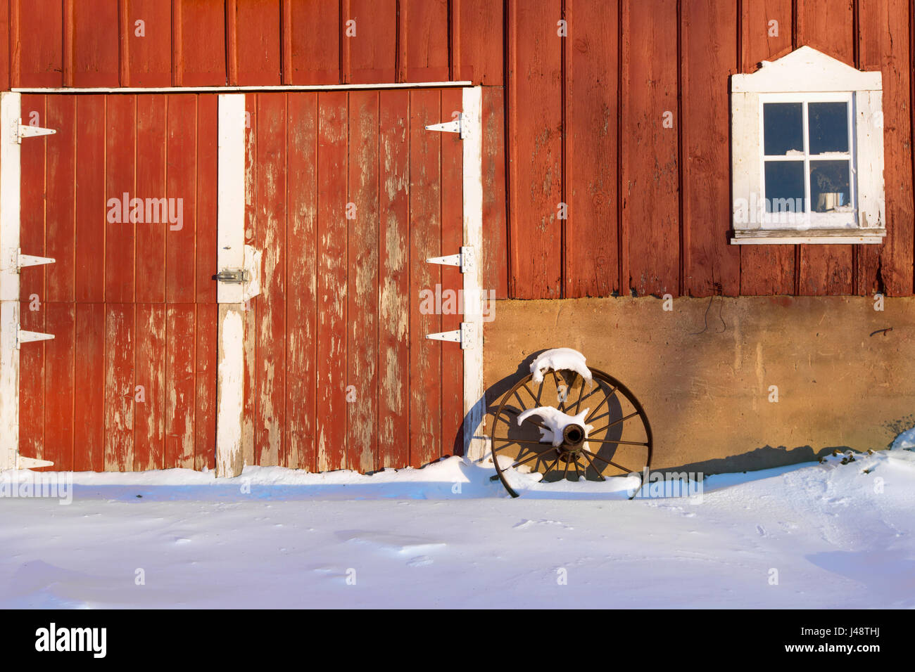 Wagon wheel red barn hi-res stock photography and images - Alamy