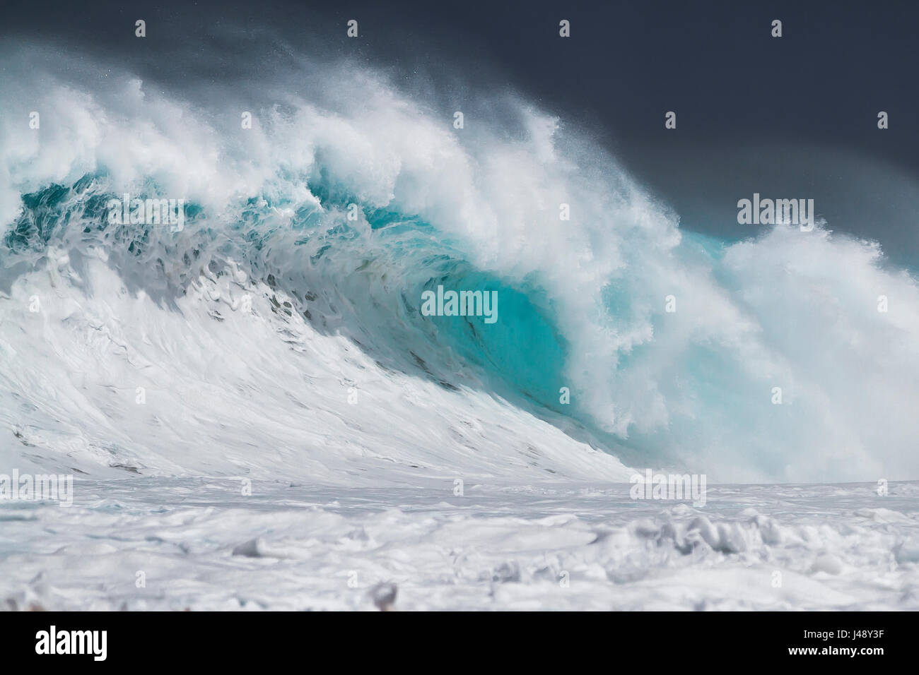 Big Breaking Ocean Wave on the north shore of Oahu Stock Photo - Alamy