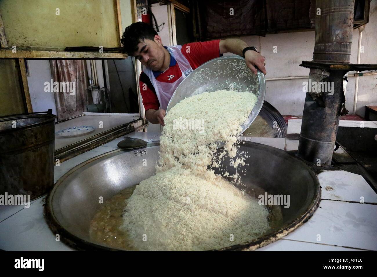 Kabul, Afghanistan. 3rd Apr, 2017. A chef cooks traditional Afghan ...