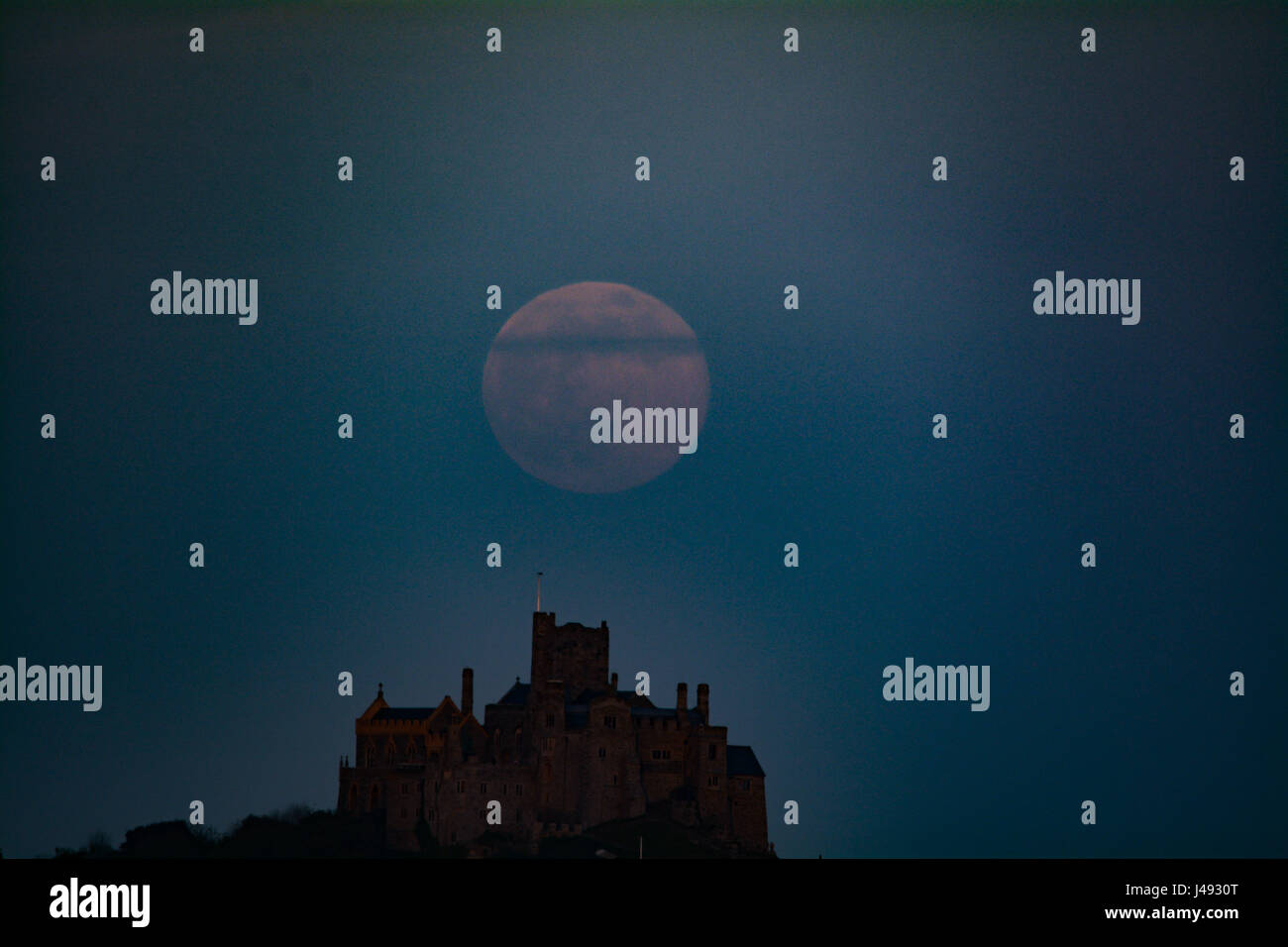 Penzance, Cornwall, UK. 10th May, 2017. UK Weather. The full "flower ...