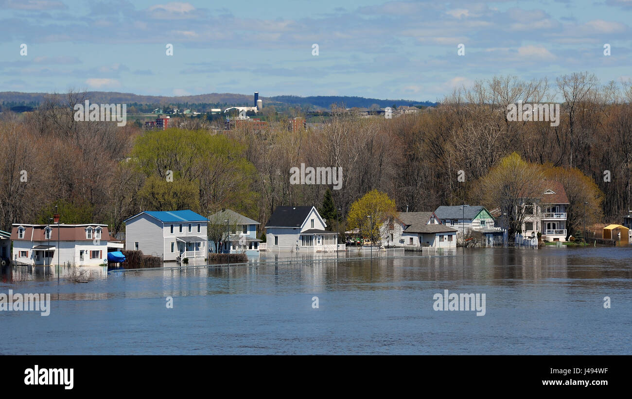 Gatineau, Canada. 10th May, 2017. The severe flooding on Rue Jaques ...