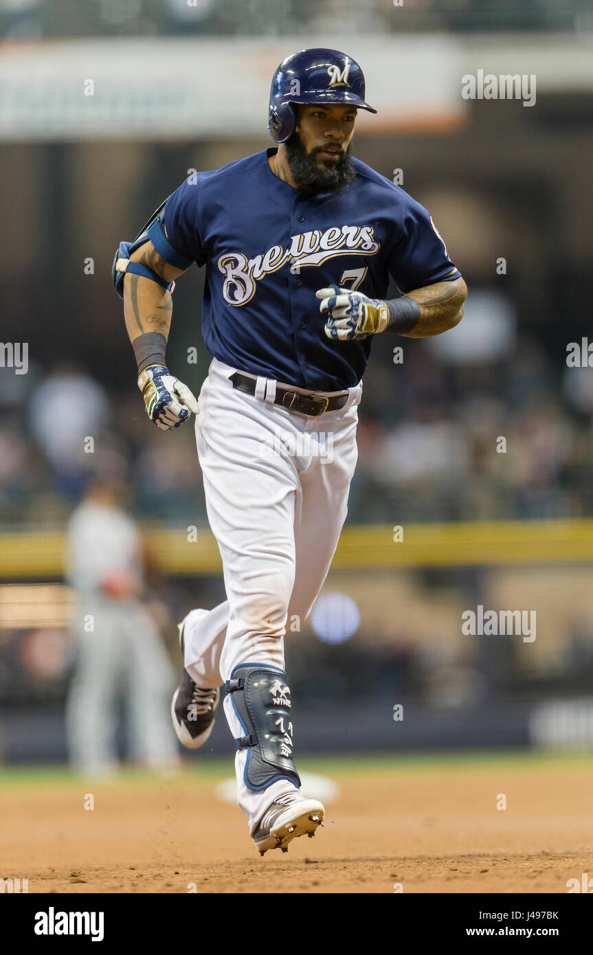 Milwaukee, WI, USA. 9th May, 2017. Milwaukee Brewers first baseman Eric ...