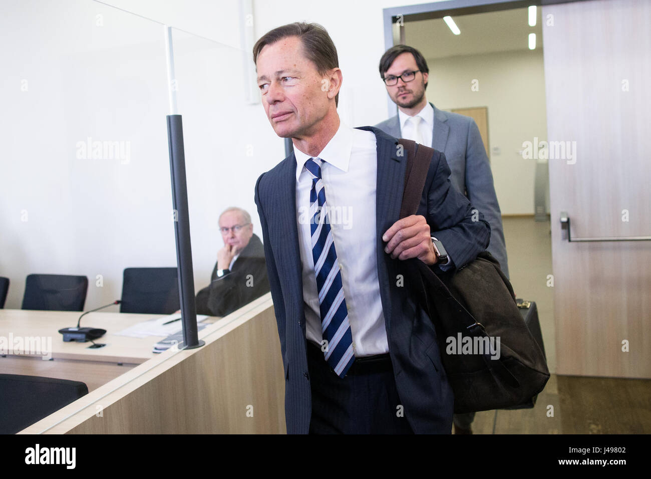 Essen, Germany. 11th May, 2017. Thomas Middelhoff (l), former chief ...