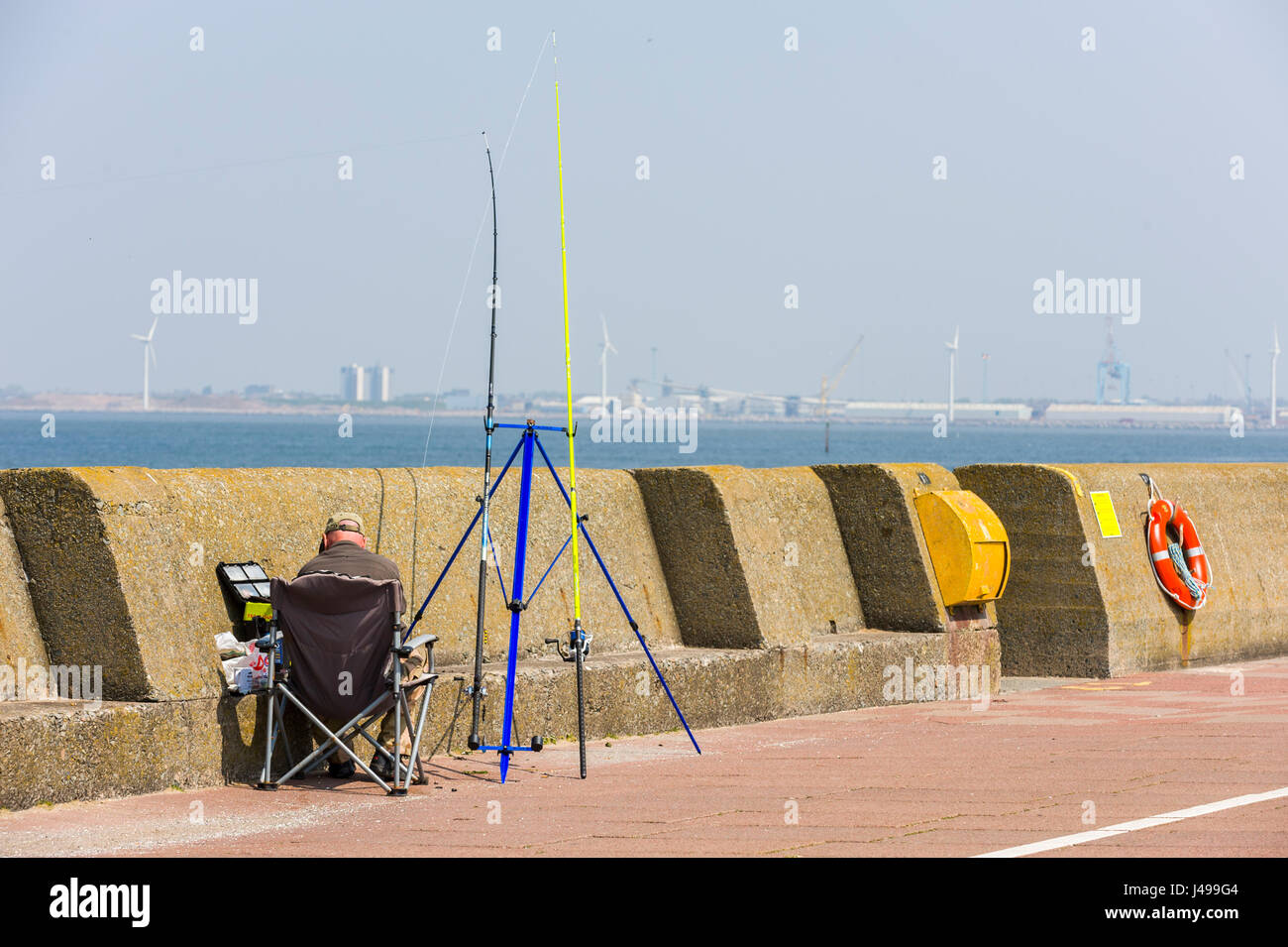 New Brighton, Wirral, UK. 11th May, 2017. A man takes advantage of the ...