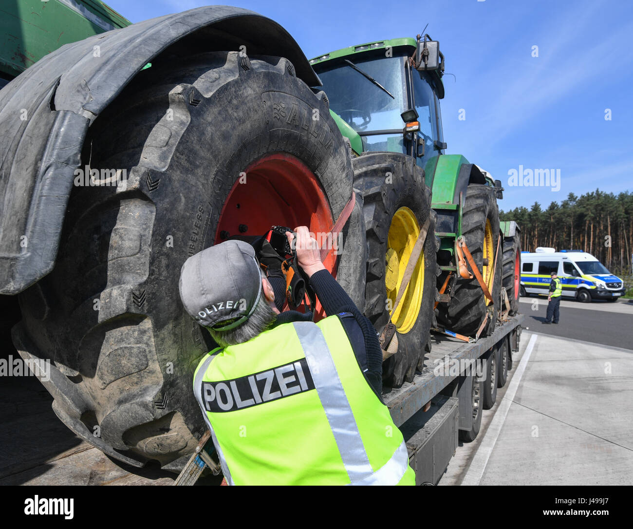 Briesen, Germany. 11th May, 2017. A police officer photographs a ...