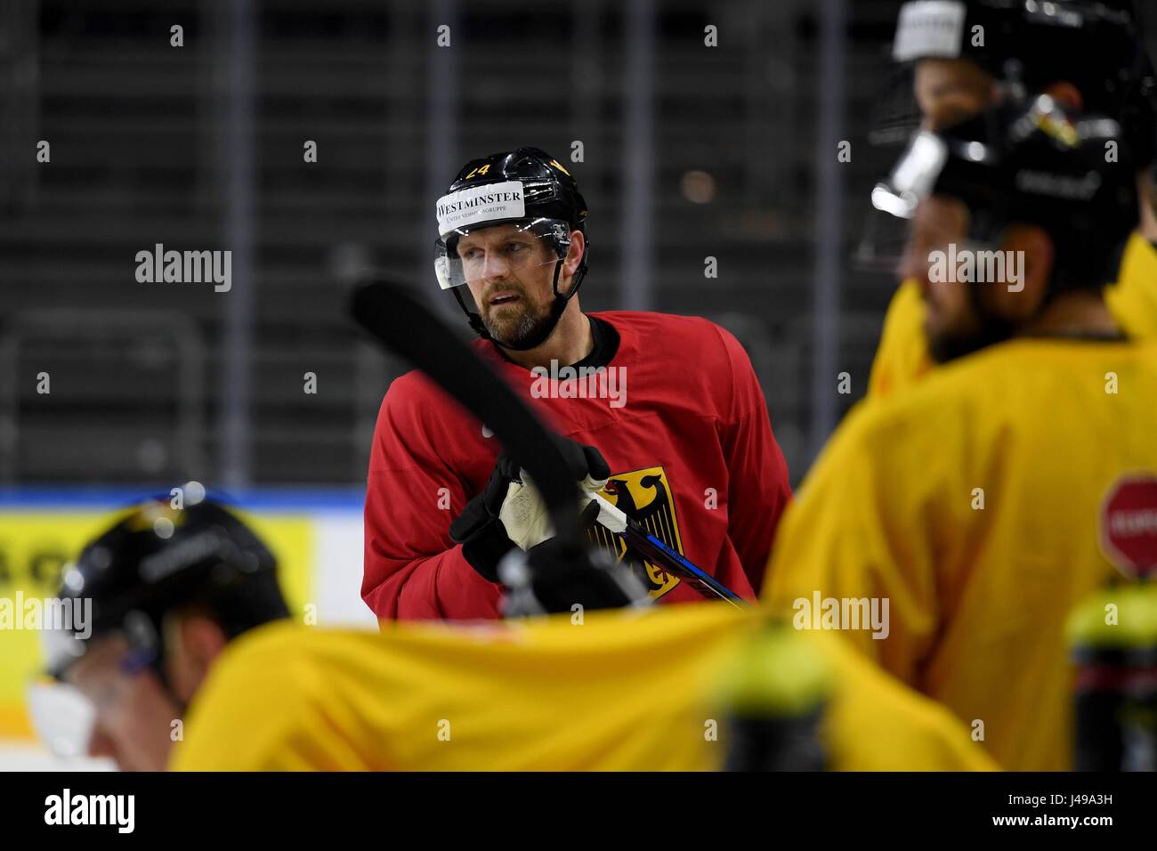 Cologne, Germany. 11th May, 2017. Dennis Seidenberg (c) pictured during ...