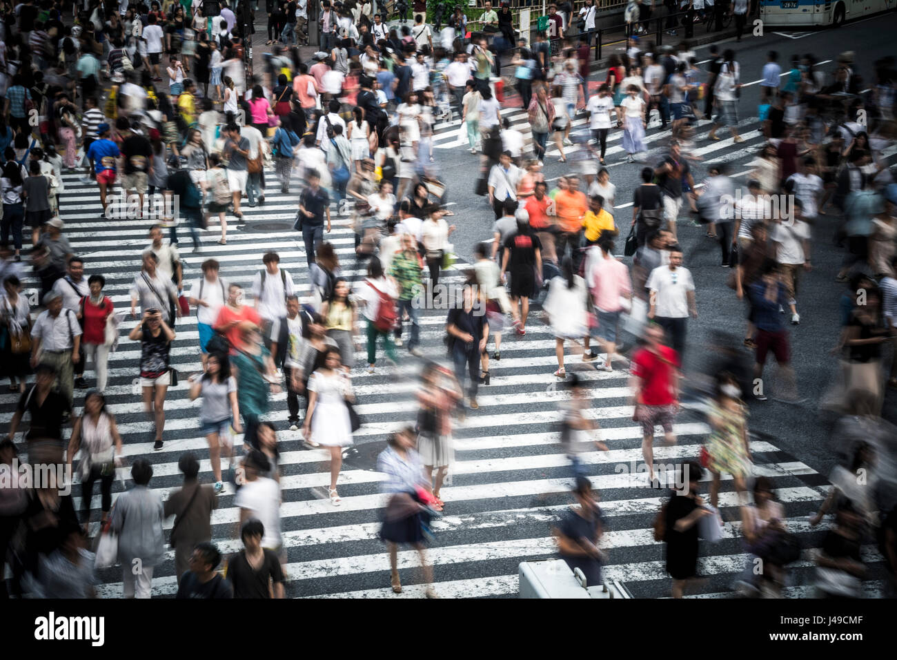 Tokyo crowd on the move at Shibuya Crossing Stock Photo - Alamy