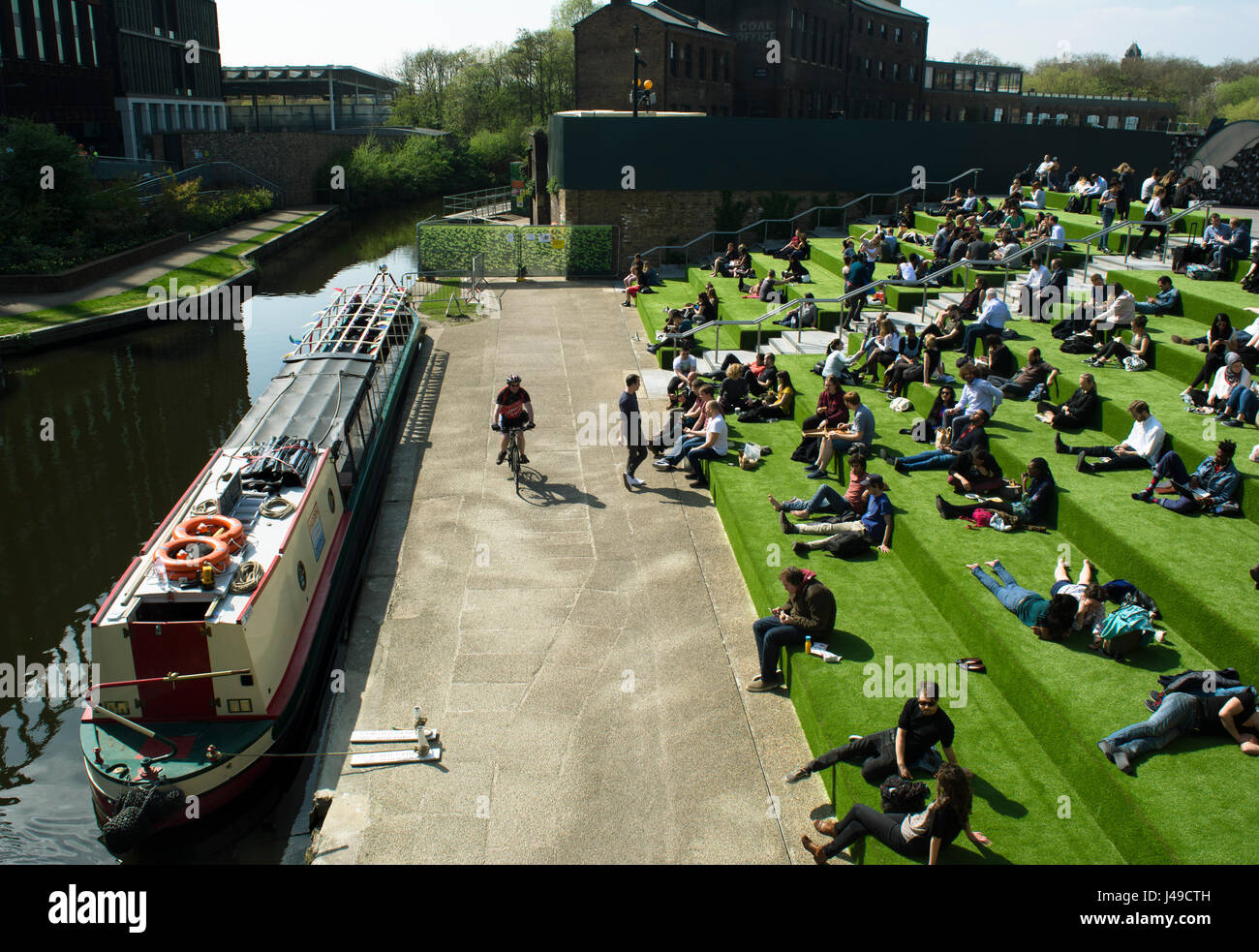 Canal barge boats camden hi-res stock photography and images - Alamy
