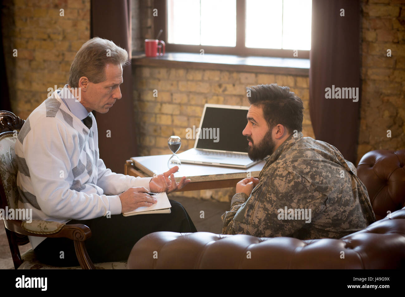Therapist military hi-res stock photography and images - Alamy