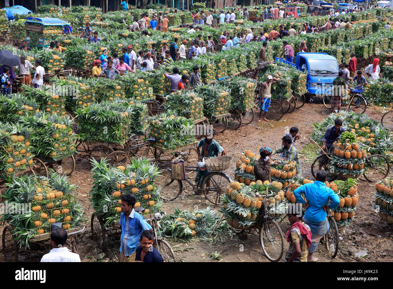 Bangladesh street food rickshaw hi-res stock photography and images - Alamy