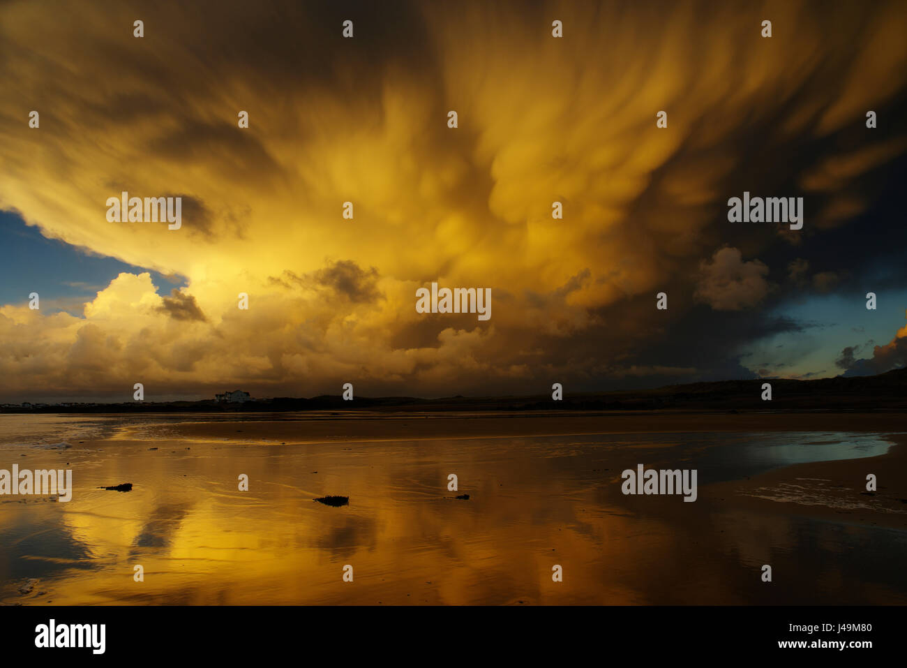 Mammatus clouds uk hi-res stock photography and images - Alamy