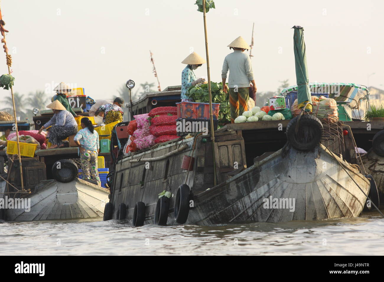 Busy atmosphere on the Floating Markets in Can Tho, Mekong Delta ...