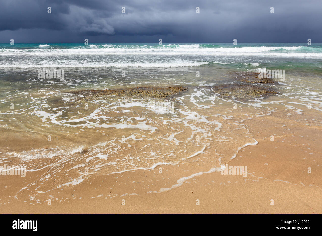 Wave coming into shore hi-res stock photography and images - Alamy