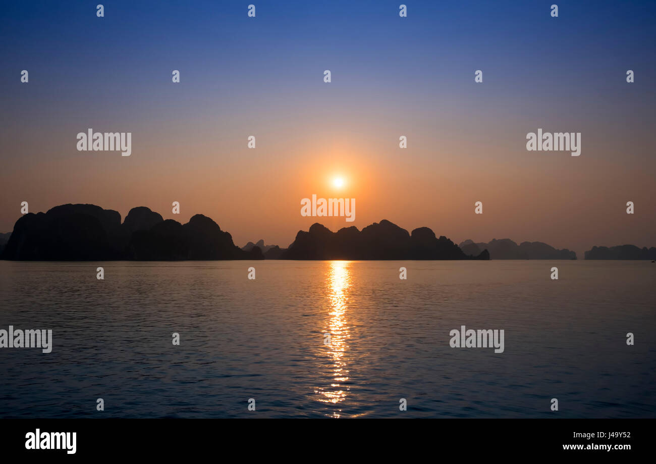 Ha Long Bay Sunset Stock Photos & Ha Long Bay Sunset Stock Images - Alamy