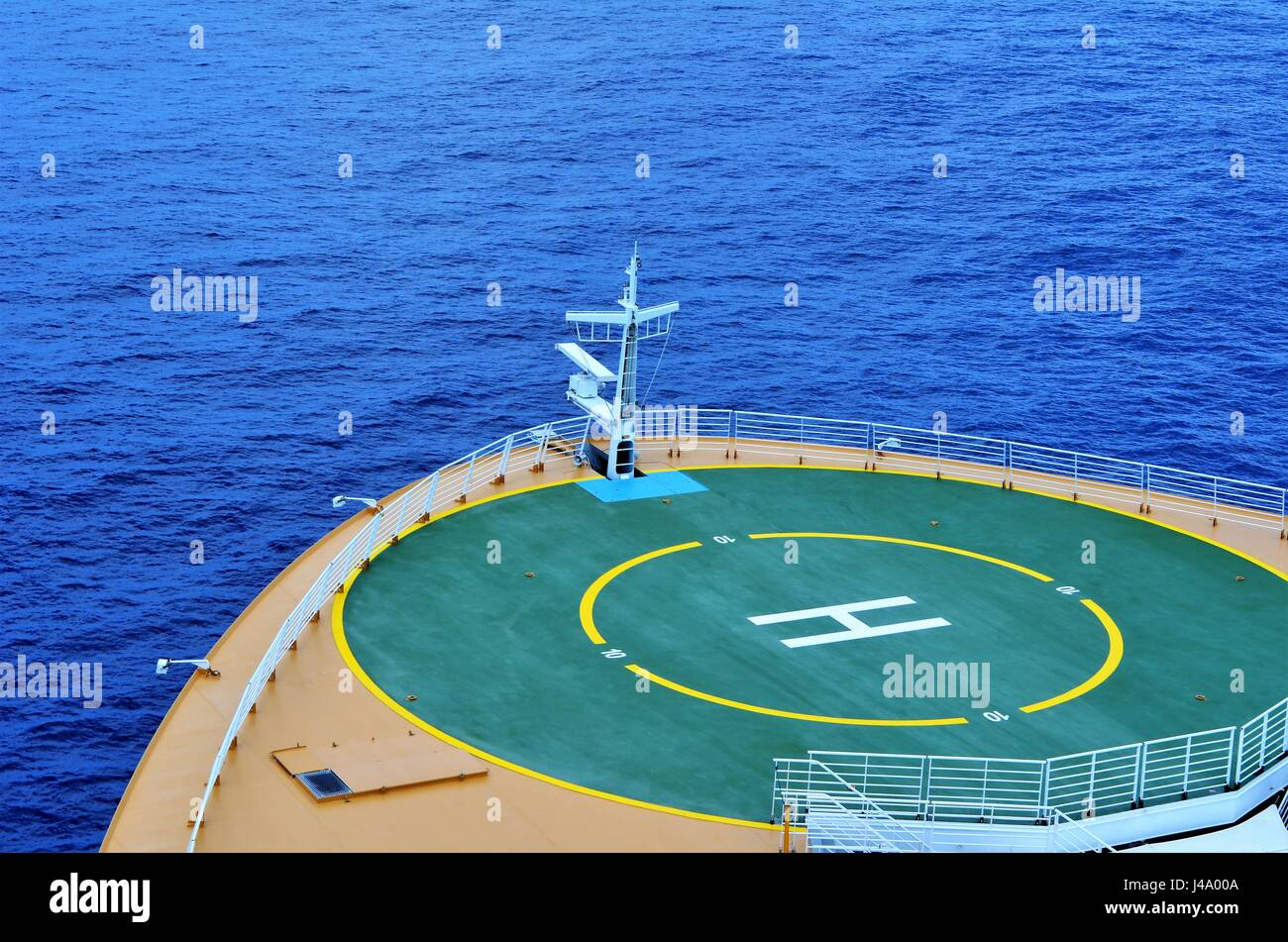 Ships with helipad hi-res stock photography and images - Alamy