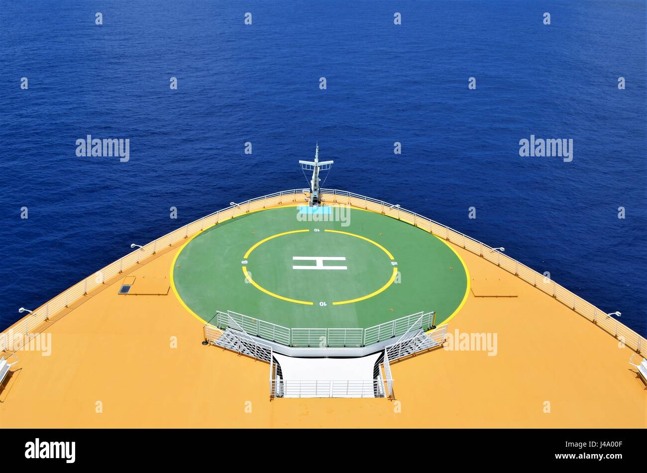 Ships with helipad hi-res stock photography and images - Alamy