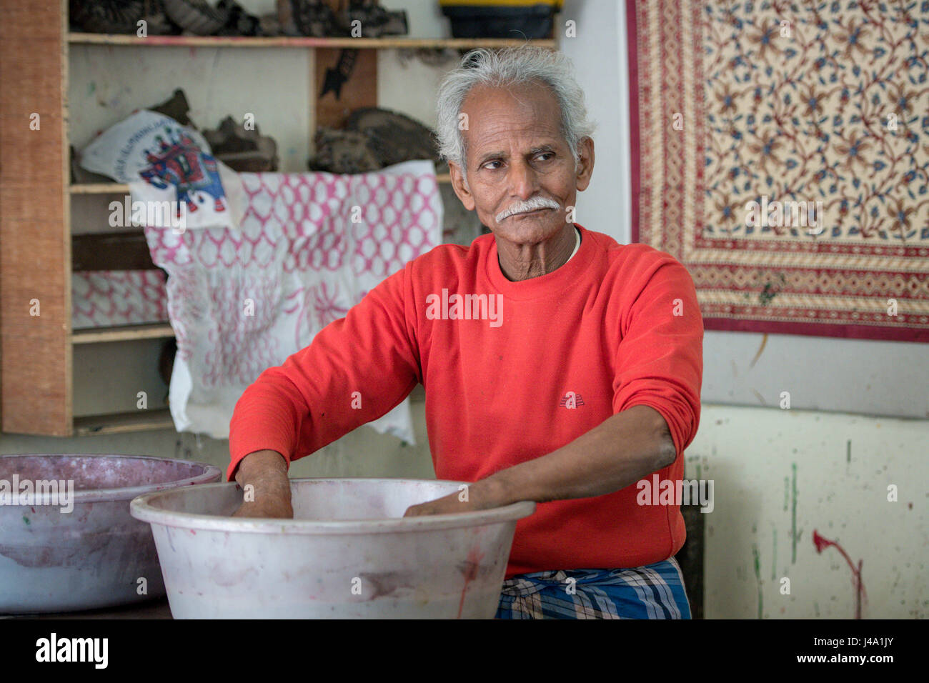 Jaipur, India - Indian man with hands in bucket Stock Photo - Alamy