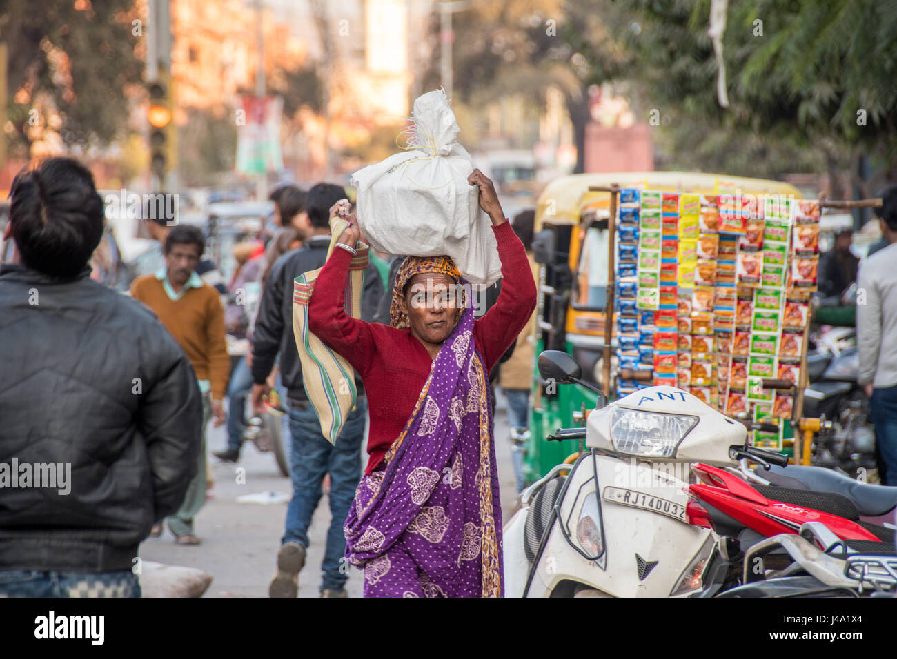 Johri Bazaar; Indian woman carrying sack on head in Jaipur, India Stock ...