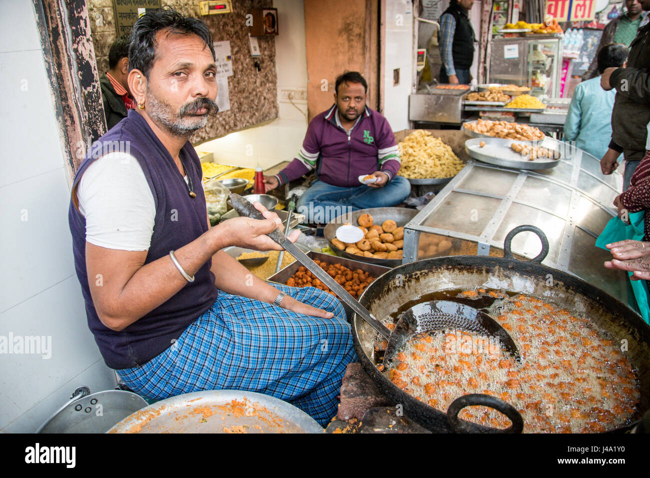 Johri Bazaar; Indian man cooking in open market in Jaipur, India Stock ...