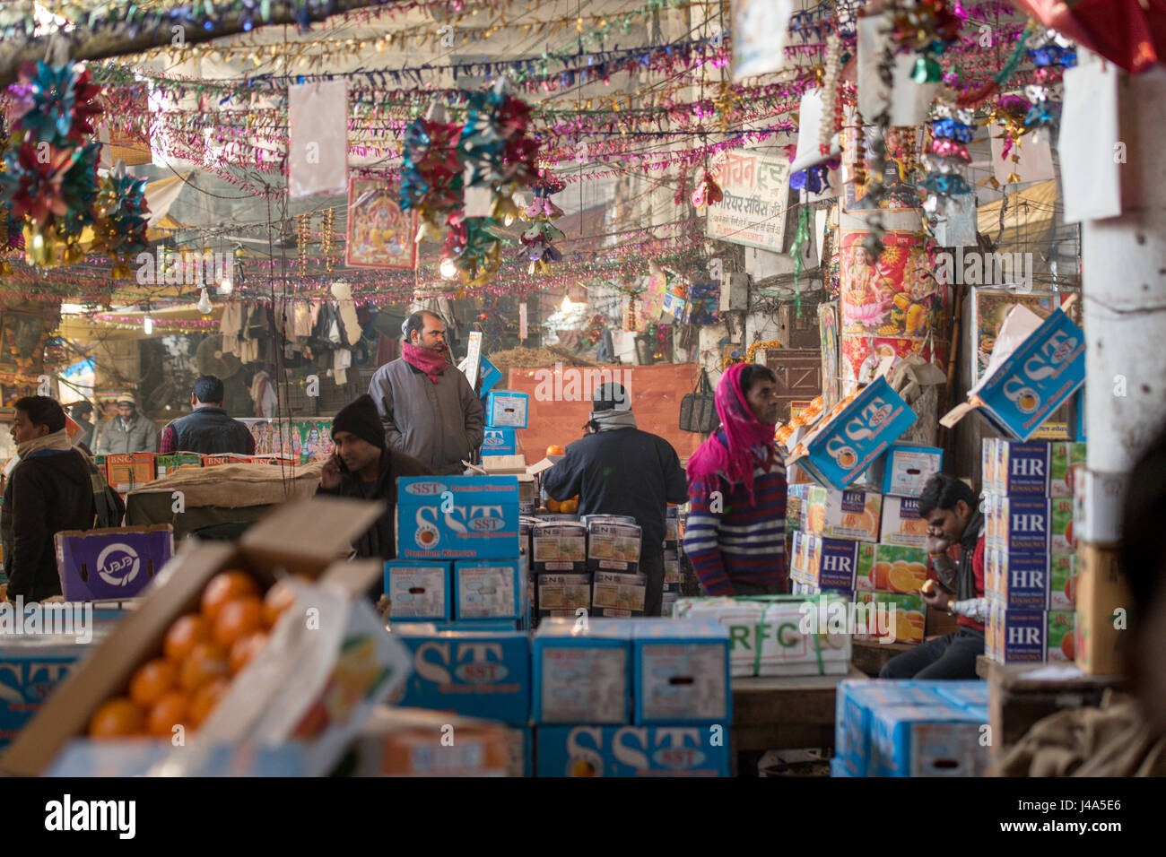 Market in new delhi hi-res stock photography and images - Alamy
